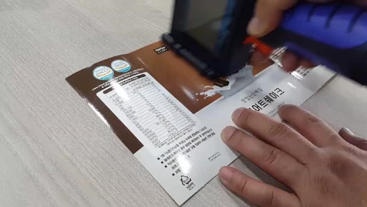 글로벌마킹 제품 겉포장지에 마킹 유통기한 마킹 제조일자 유통기한 마킹기 날인 마킹 인쇄 난각표시 휴대용마킹기 핸드젯 바코드