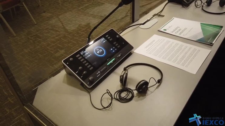 100개 언어를 처리하는 보쉬 통역사용 데스크(DCNM-IDESK)와 ISO4043 국제기준 통역부스 : 네이버 블로그