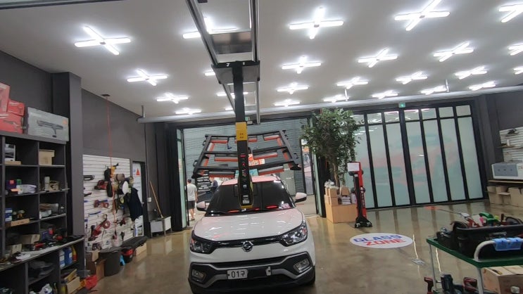 티볼리 유리교환 운전중 돌빵으로 유리금이 생긴 쌍용자동차 에어 전면유리교환 썬팅 유리강화코팅 후진시자동비상등 후깜 모듈 패키지 작업 및 유리복원 용접비용등 정보리뷰