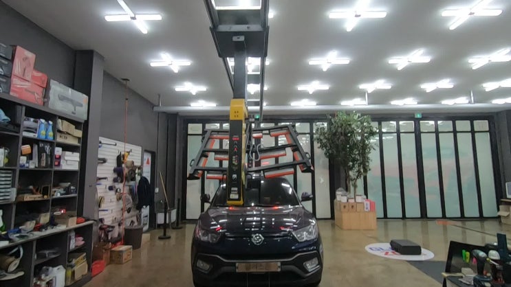 티볼리 유리교체 운전중 돌로 차유리가 깨진 쌍용자동차 전면유리교환 오토 레인센서 더스트맨 차량 헤파 공기청정기 하이패스룸미러 후깜 시공 및 내 차량 유리교환 비용