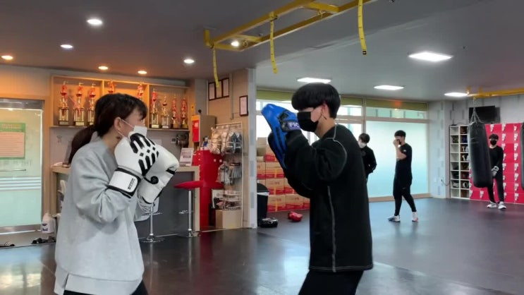 중학생 복싱 2개월차 주2회 운동 여학생 취미 다이어트 복싱 운동 청소년 체력관리 수지복싱 100평 생활체육 수지 복싱