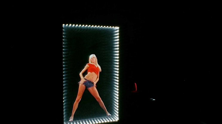 실 사람 사이즈 홀로그램 구현 75~98 인치 대형 모니터 사용 인피니티 홀로그램 3d 홀로그램 디스플레이 홀로그램 회사 홀로그램 업체 네이버 블로그