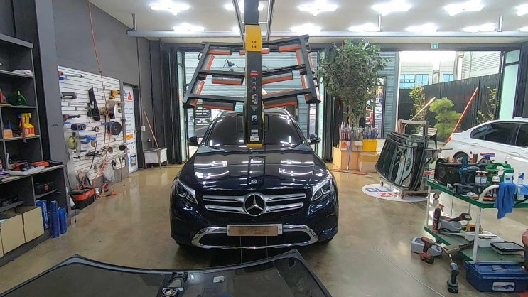 벤츠 Glc 220d 앞유리교체 퇴근길 도로에서 툭하고 튄돌로 유리금이 발생한 Bnez 전면유리교체와 차앞유리 열차단썬팅 시공후기와 궁금한 내차 앞유리교환 자동차유리