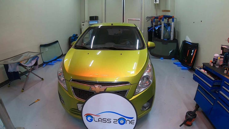 쉐보레 스파크 차유리교체 운전중 튄 돌칩으로 인해 앞유리금이 발생한 Chevrolet Spark 정품 차유리교환 수리사례와