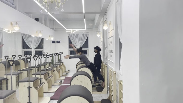 진천동필라테스 월성동필라테스 가온필라테스 진천점 라운드 숄더 교정에 좋은 동작 바렐을 이용한 스완swan 동작