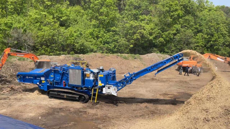 나무 전체를 통째로 투입하여 파쇄할 수 있는 대형 목재파쇄기 피터슨 모델 2710d 우드칩제조기 임목파쇄기 네이버 블로그