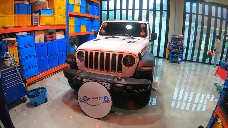지프 랭글러 루비콘 전면유리교체 돌빵칩 파손된 Jeep Wrangle 정품 전면유리교환 쏠라열차단썬팅 시공과정 사례와 내 수입차 자동차유리교체시 정확한 견적비용정보