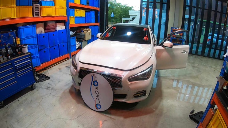 인피니티 Q50 앞유리교체 돌빵칩 파손으로 Infiniti 정품 유리교체와 쏠라열차단썬팅을 패키지로 수리한 과정 소개와 내차 유리수리시 정확한 설치가격 정보 안내