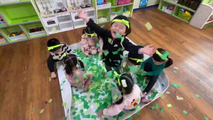 인천해뜨는어린이집 4살만2세 볼풀공을 이용해 나무열매를 달아요 풍선놀이 특성화교육 펀아트 새싹이 쏘옥 네이버 블로그