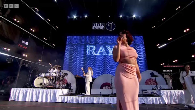 RAYE (레이) - Escapism (BBC Radio 1's Big Weekend 2023) : 네이버 블로그