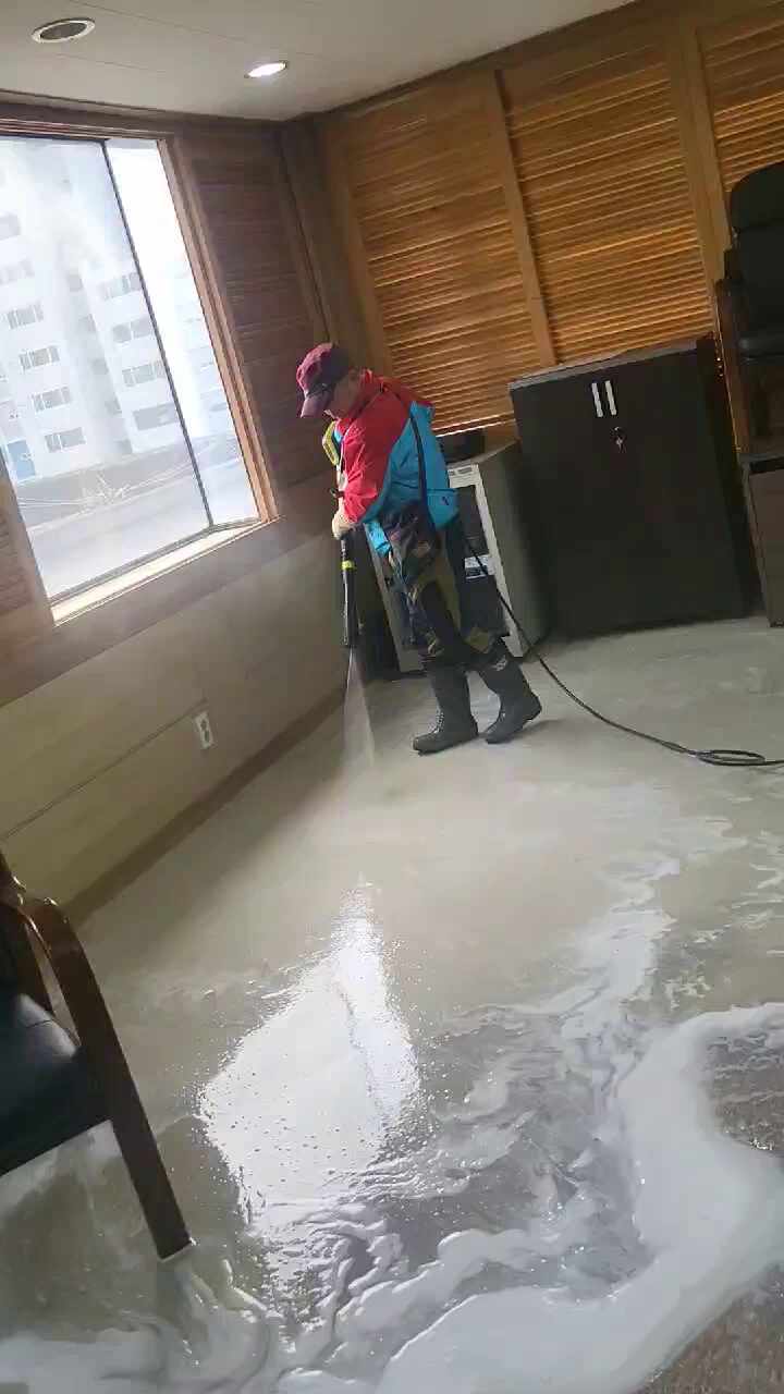 전주상가청소 전주준공청소 전문업체 뚝딱도깨비방망이가 관공서 건물의 사무실청소 목재전시판매장 상가건물의 상가청소준공청소 를