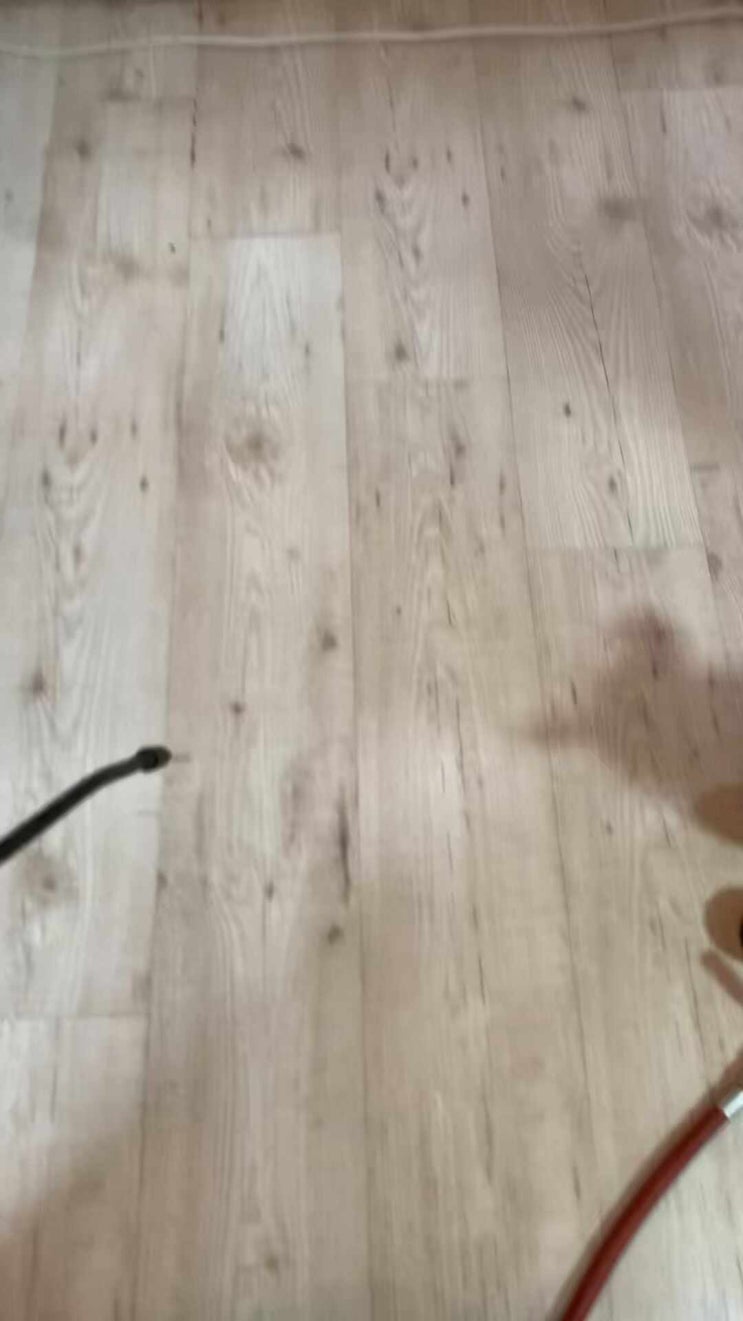 청라에 있는 빌라 아래층으로 물이 떨어지는 이유는 화장실과 연결된 배관에서 누수가 생겼기 때문입니다 네이버 블로그