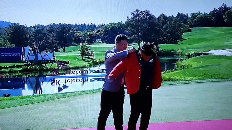 오늘 54세 생일에 한국골프투어-KPGA- 최고령자 우승과 자신의 후원사 SK텔레콤 주체 27회 대회에 우승하여 3가지 모두 축하축하해요♡ : 네이버 블로그