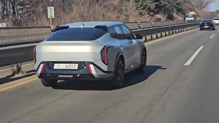 기아의 준중형 첫 전기 세단 EV4, 533km 주행! 공도 주행 영상 포착 : 네이버 블로그