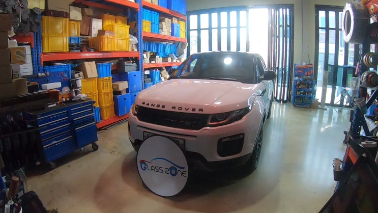 이보크 전면유리교체 차유리가 파손된 레인지로버 차량 정품 앞유리교환 애니가드 틴팅 후깜모듈 설치과정과 앞유리교체 시 정확한 수리비용 견적은 차량번호로 검색가능