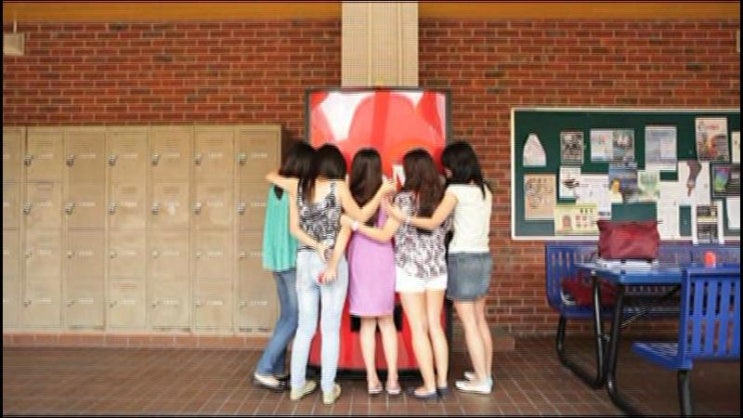[기발한마케팅]콜라 허그 머신(Cola Hug Machine) 과 포옹하면 공짜 코카콜라가 나온다~!! 고객과 나누는 최고의 ...