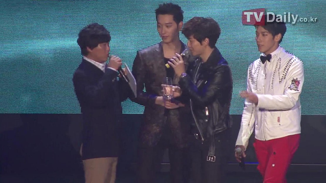 [TD영상] 엽기 2PM, 가글하는 '준호' VS 말 춤추는 대구스타일 '준케이' - 네이버 TV