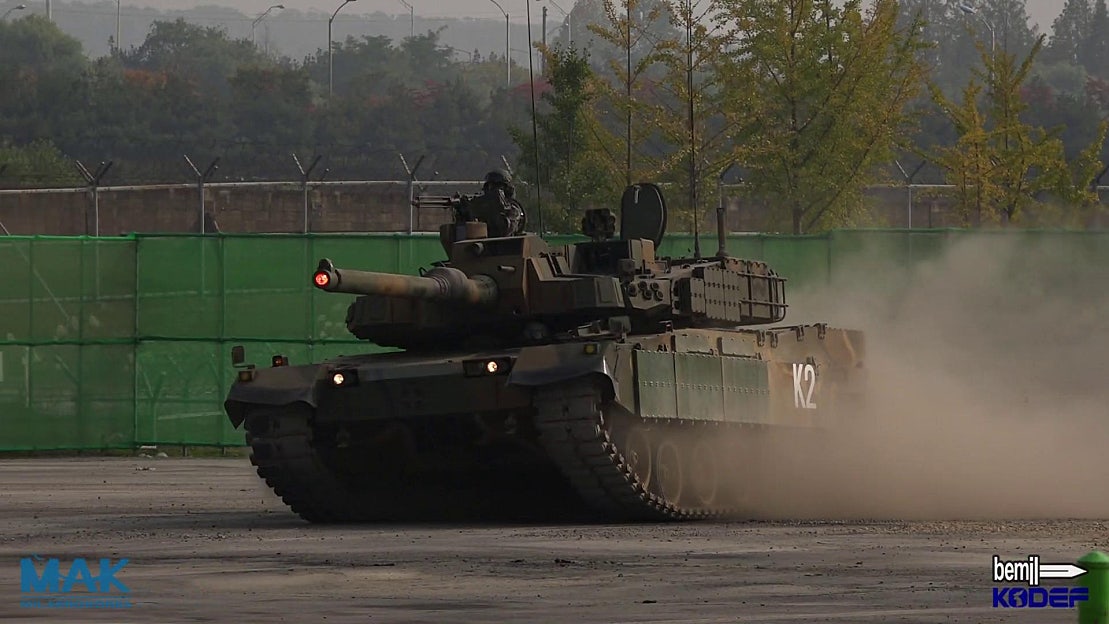 [BEMIL 현장취재] K2 vs K1A1!...육군 최신형 K2 흑표와 K1A1 전차를 한자리에 모아 놓고 기동성 등을 비교해봤더니... - 네이버 TV