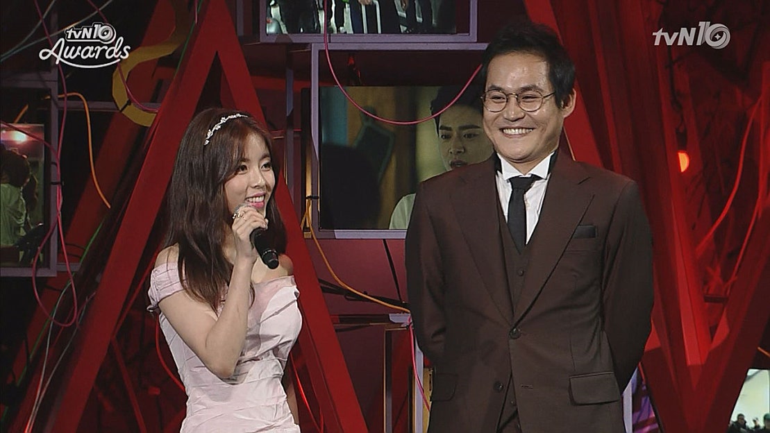 [tvN10어워즈] *음치주의* 김성균♥도희, 다시 만난 포만커플! - 네이버 TV