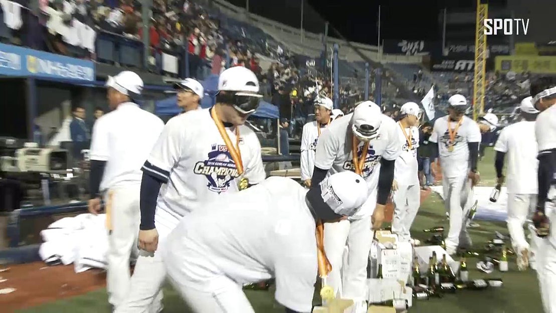 [KBO KS] 두산 우승 후 샴페인 뒤풀이 현장 - 네이버 TV