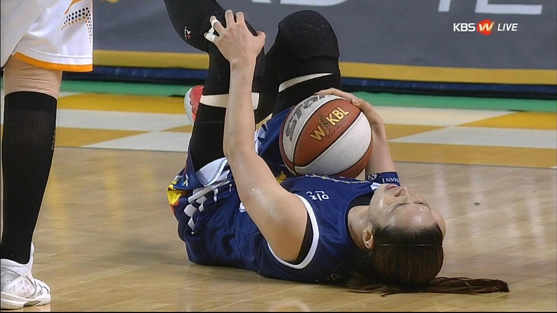 [2016-2017 WKBL] 곽주영 무릎 부상? 신한은행 위기 - 네이버 TV