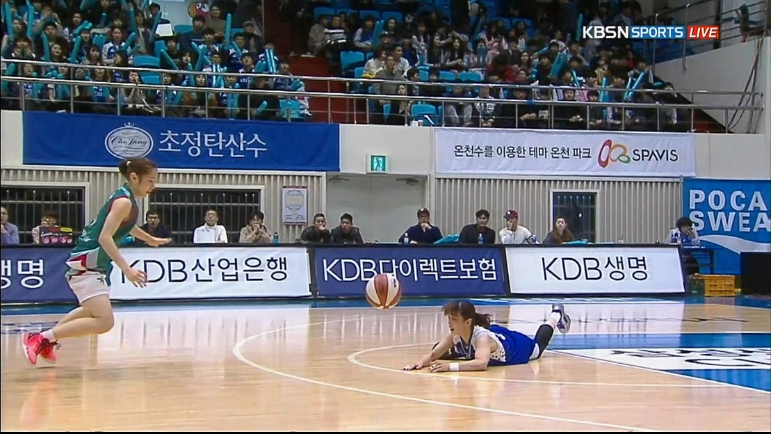 [2016-2017 WKBL]아찔한 상황, 이경은 부상 위험 - 네이버 TV