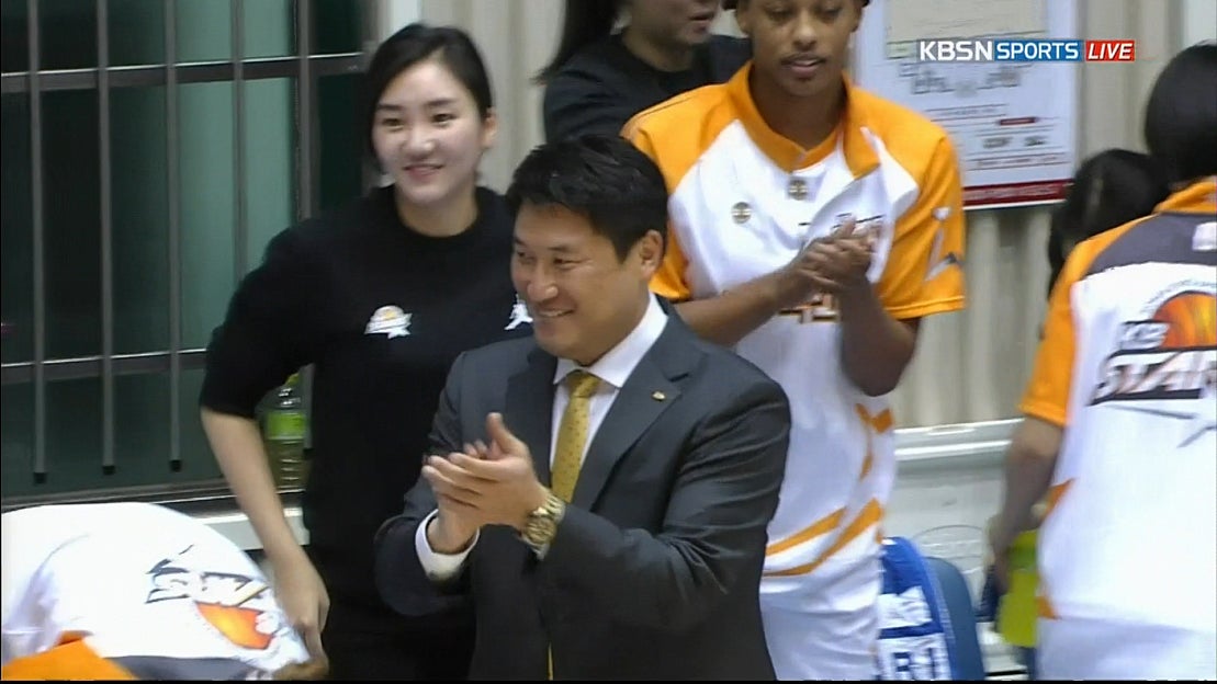 [2016-2017 WKBL] 김가은의 연속득점에 함박웃음 짓는 안덕수 감독 - 네이버 TV