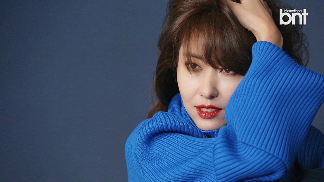 [bnTV] 불타는 청춘 김완선, 나이를 잊게 한 화보 영상 공개 - 네이버 TV