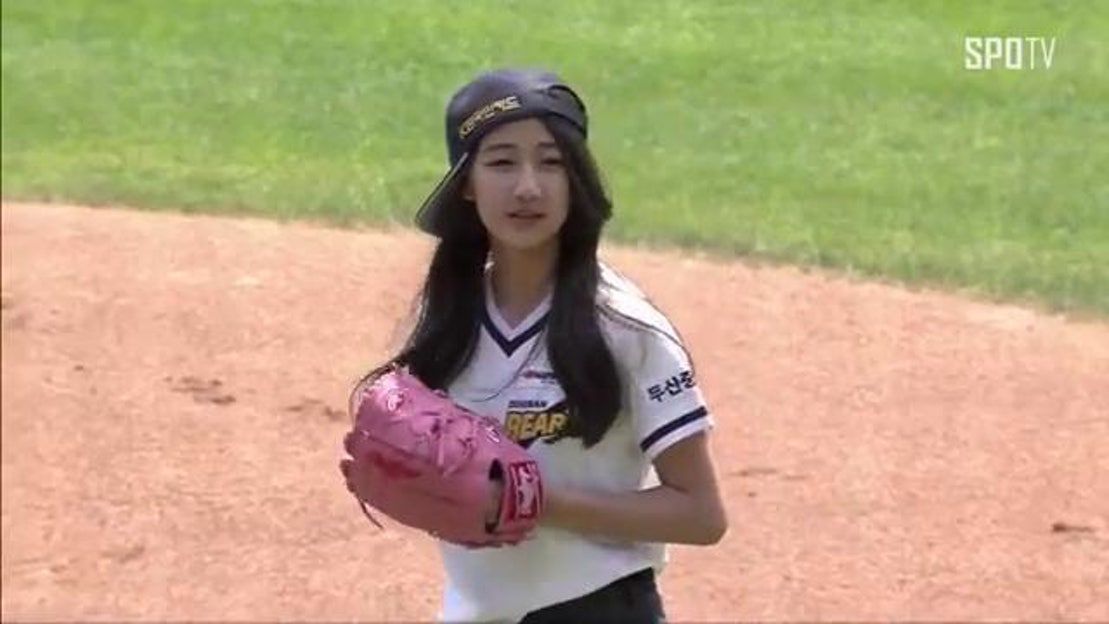 [KBO리그] '아듀 홍포!' 홍성흔 딸, 아들과 함께 시구-시타 (04.30) - 네이버 TV