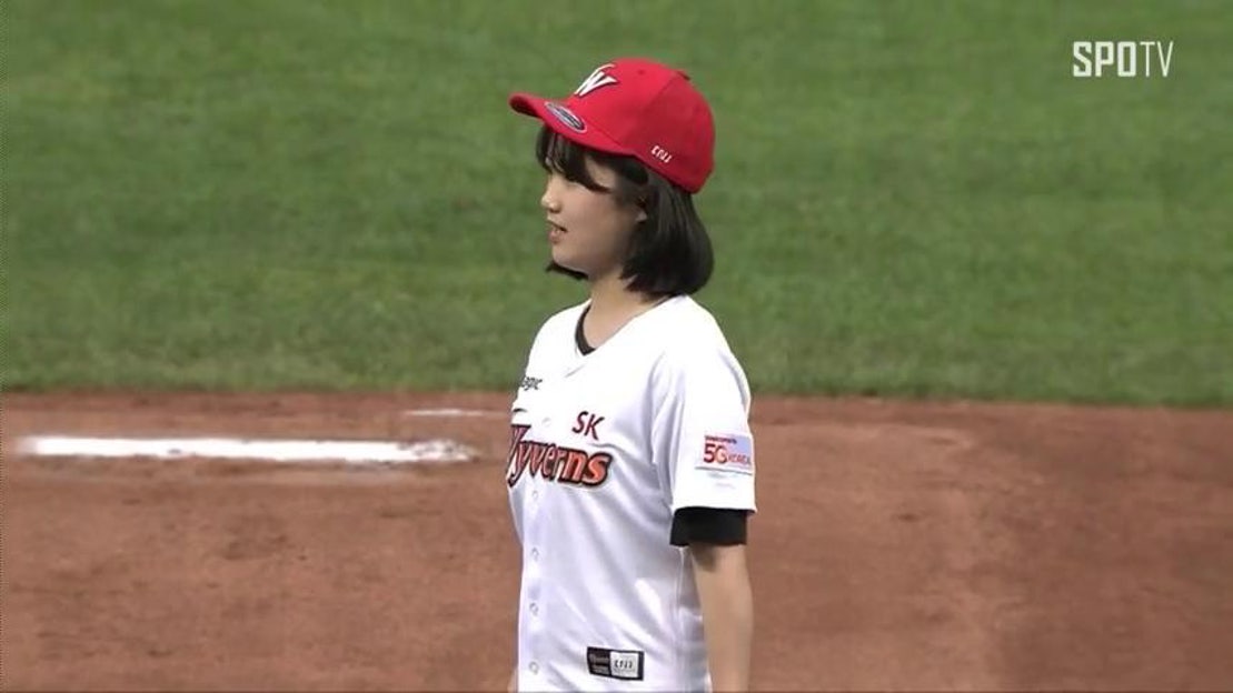 [KBO리그] 전자바이올리니스트 유에스더양의 경쾌한 시구 (07.01) - 네이버 TV