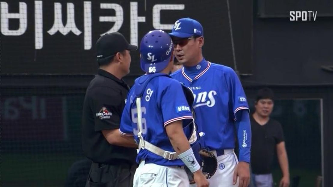 [KBO리그] 이지영-윤석민, 도루 저지 중 벌어진 해프닝 (07.11) - 네이버 TV