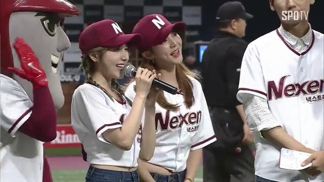 [KBO리그] 걸그룹 '라붐' 해인-소연의 상큼발랄 시구 및 시타 (07.22) - 네이버 TV
