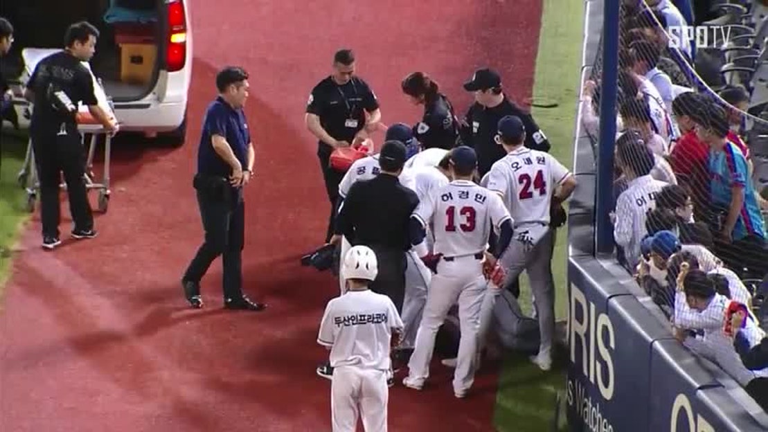 [KBO리그] 호수비 후 부상으로 구급차에 실려나가는 김재호 (08.29) - 네이버 TV