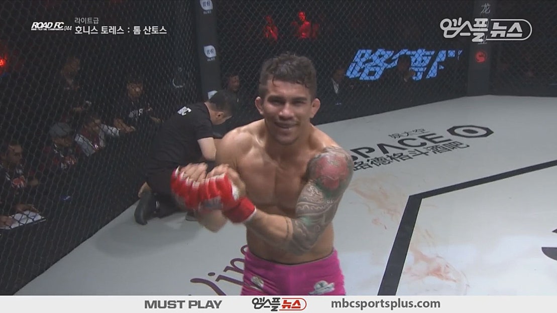 [ROAD FC 044] 호니스 토레스 vs 톰 산토스 1라운드 - 네이버 TV