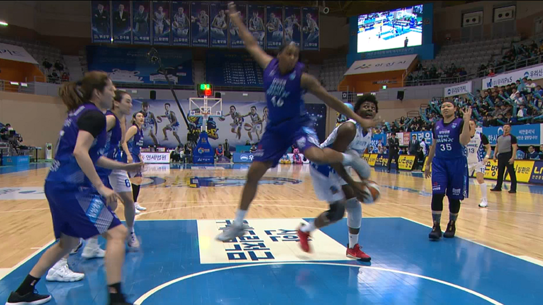 할리비, 윌리엄스와 부딪히면서 무릎 부상 - 네이버 TV