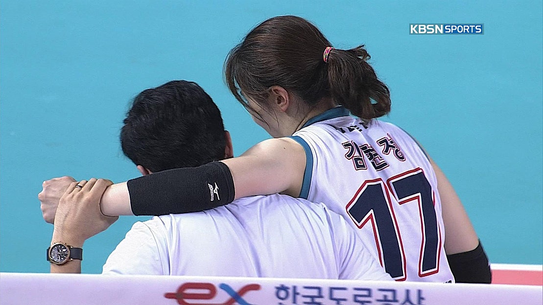 [결승전] 김현정 선수, 갑작스런 부상으로 교체 - 2018 KOVO컵 프로배구대회 4세트 - 네이버 TV