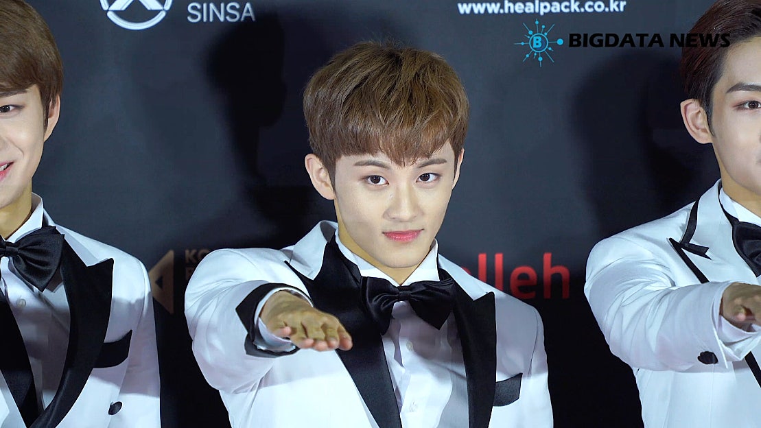 [BIG영상][4K] NCT 127 마크(MARK), 레드카펫의 수줍은 귀요미 '2018 KPMA' 포토월 현장 - 네이버 TV