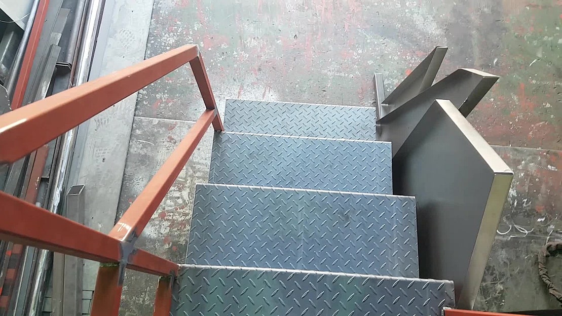 철계단 철계단제작 철구조물 제작 철계단 제작 H빔 사각파이프 용접 지식산업센터 복층 공사 철계단제작 행사용 무대 구루마 철재 철제 대차 스텐 진열대제작 스텐구조물 및