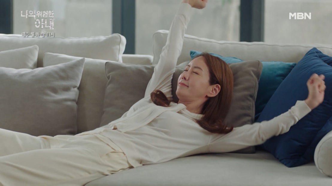 돌아온 김정은, 그러나 너무도 달라진 그녀! 가방 투척에 널브러지기까지!? MBN 201102 방송 - 네이버 TV