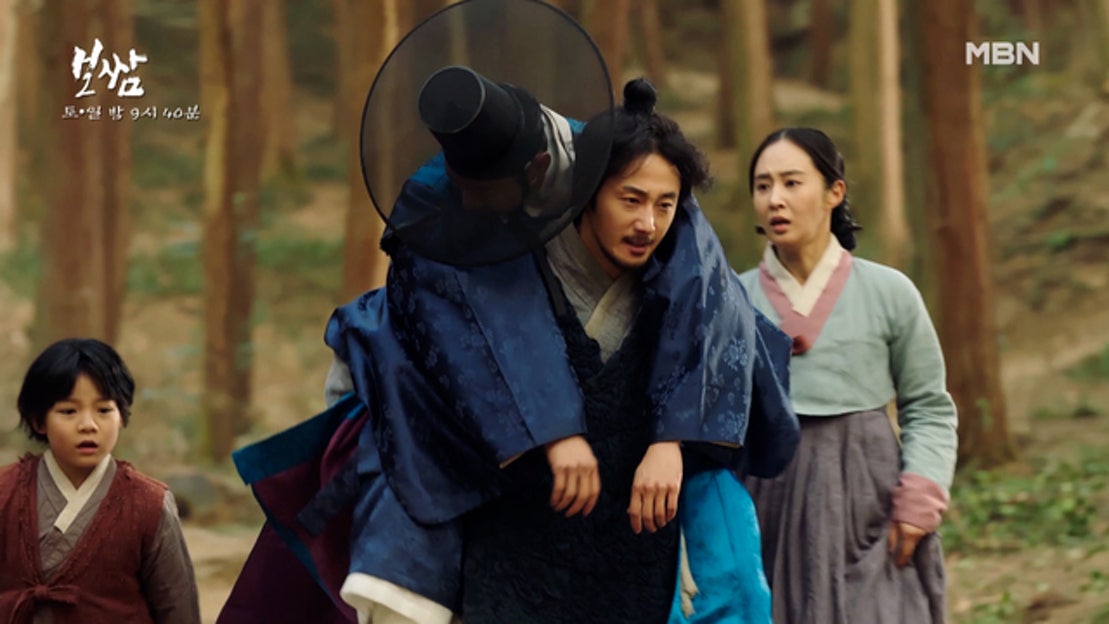 [5회 예고] 잡힐 위기에 처한 권유리, 그녀를 구하려다 칼에 맞은 신현수!? MBN 210515 방송 - 네이버 TV