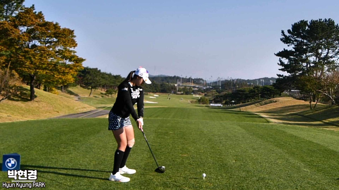 [KLPGA Swing] 박현경의 중심이 잡힌 드라이버 스윙 - 네이버 TV