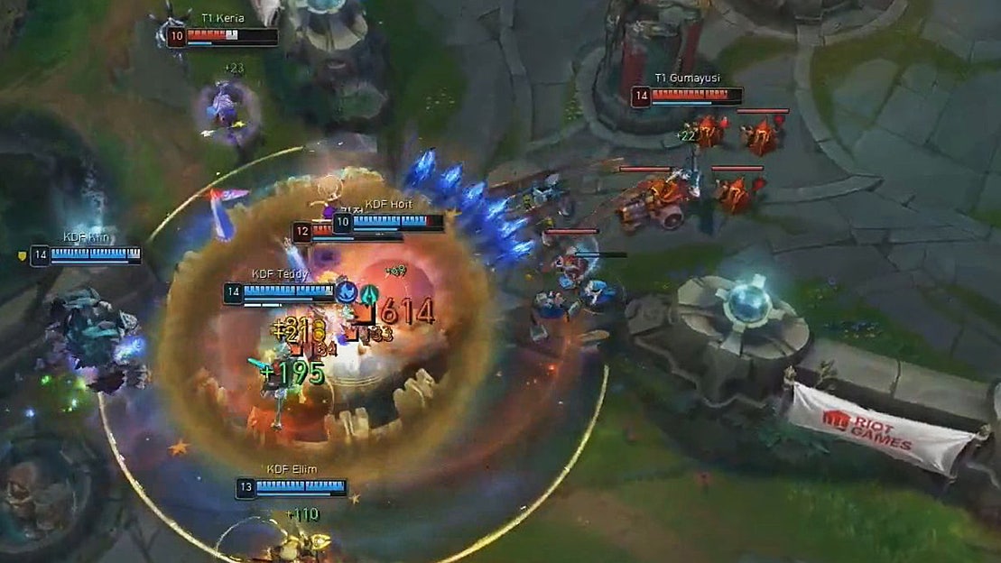 한타에서 견뎌내며 밀고 올라오는 KDF를 쫓아내는 T1 - 네이버 TV