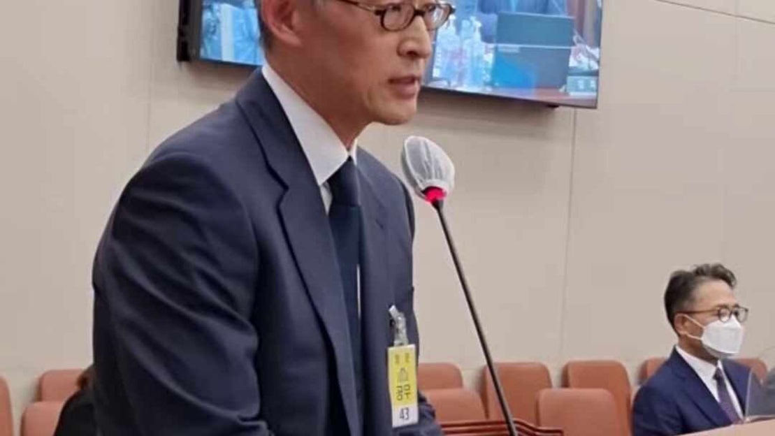 [현장FACT] 국감 출석한 윤종하 MBK파트너스 부회장 "bhc 경영 관여 안 해" - 네이버 TV