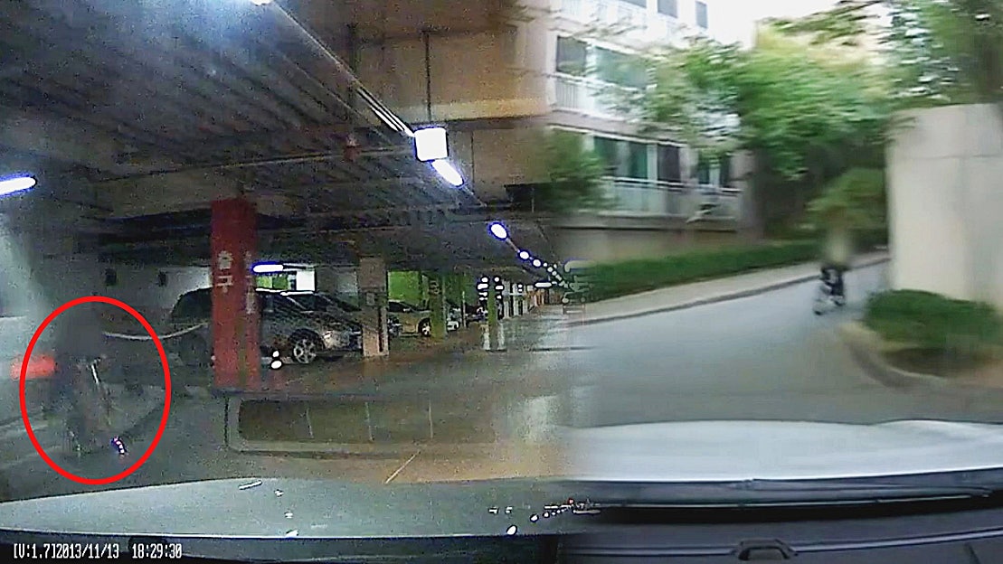 차 보다 빠른 속도에 감당 불가🤐 내리막길에서 일어난 사고 | JTBC 221110 방송 - 네이버 TV