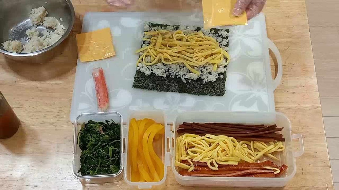 와플기계에 김밥 넣는 영상/푸디맨/A video of putting gimbap in a waffle machine - 네이버 TV