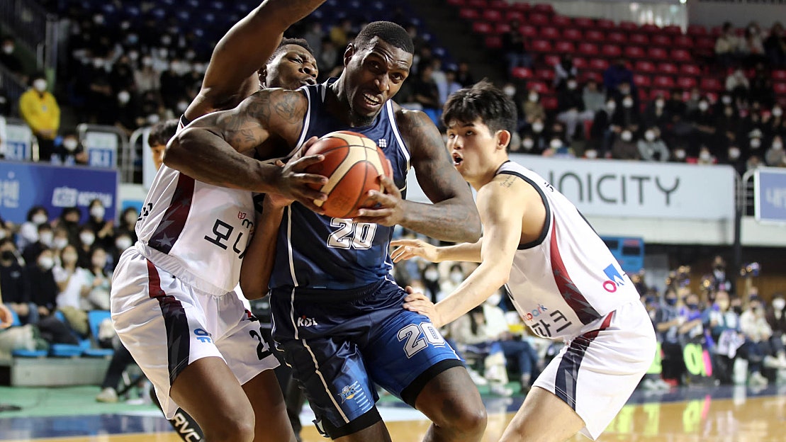 '라건아 30점' KCC, KT 꺾고 공동 7위로 - 네이버 TV