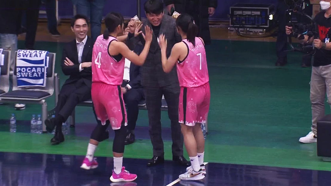 '오빠 돈 많아?' 득점 이후 재미있는 세리머니를 펼치는 박지현 [2022-23 WKBL올스타] - 네이버 TV