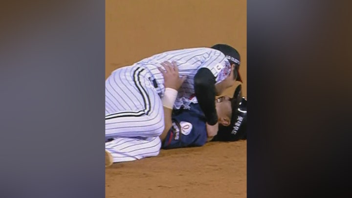 뜨거운 포옹을 나누는 오지환-이병규 #ShortForm - 네이버 TV