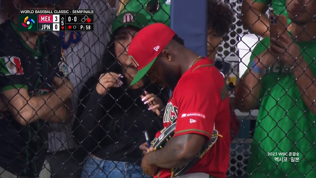 [MBC] '경기중 즉석사인회 개최' WBC 최고셀럽 아로사레나 [5회말] - 네이버 TV