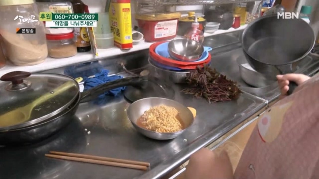 할머니가 산에 간 사이 각자 라면을 끓여 먹는 손주들 MBN 230513 방송 - 네이버 TV